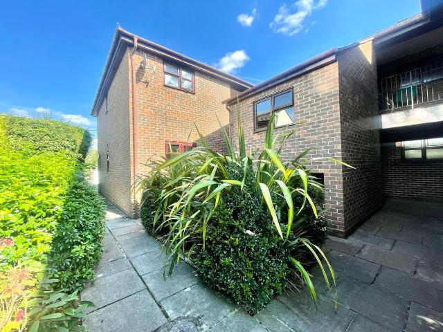 Caesars Court, Bethel Lane, Farnham GU9, 1 bed flat to rent, £1,250 pcm | PrimeLocation