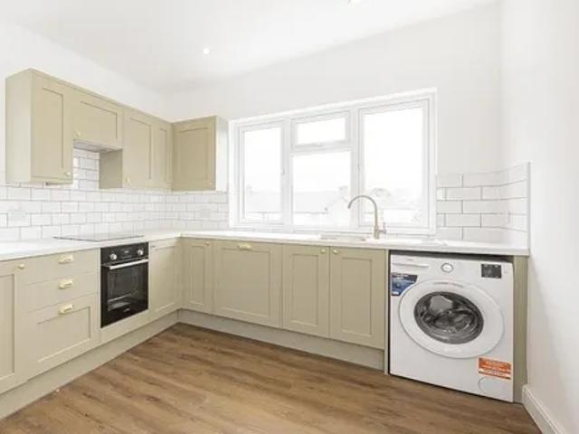 Caffe Granello, 148 East Barnet Road, London, EN4 8AA, United Kingdom | 3 bed apartment for rent #122310486 | Rentberry