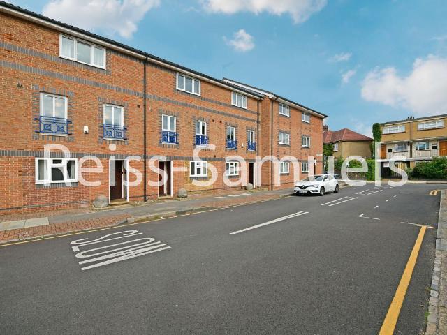 Cahir Street, Canary Wharf, Isle Of Dogs, London E14, 5 bed terraced house to rent, £3,900 pcm | PrimeLocation