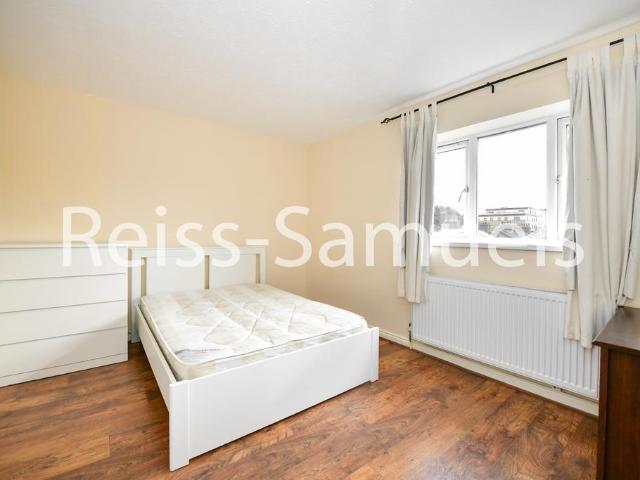 Cahir Street, Isle of dogs, London E14 5 bed terraced house to rent £4,000 pcm £923 pw