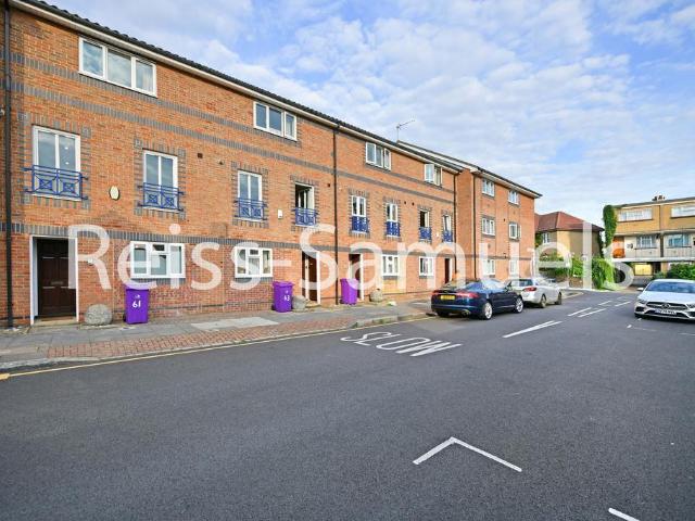 Cahir Street, London E14 5 bed terraced house to rent £4,008 pcm £925 pw