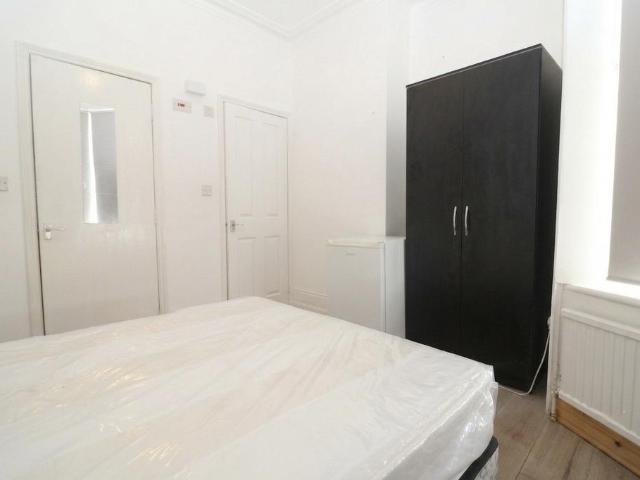 Caithness Road, Mitcham CR4 Studio to rent £1,000 pcm £231 pw