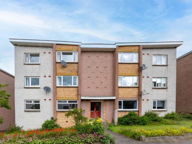 Caiystane Gardens, Fairmilehead. 2 bed flat to rent £1,175 pcm £271 pw