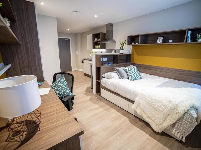 Calton Road, Edinburgh EH8 Studio to rent £1,729 pcm £399 pw