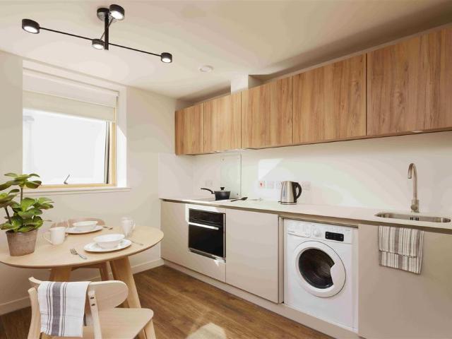 Calton Road, Edinburgh EH8 Studio to rent £1,928 pcm £445 pw