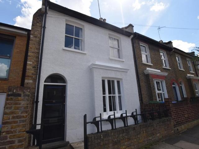 Calvert Road London SE10 3 bed terraced house to rent £2,400 pcm £554 pw
