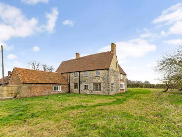 Calvert Road, Steeple Claydon. 4 bed detached house to rent £2,850 pcm £658 pw