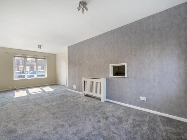 Calvin Close, Orpington, Kent, BR5 3 bed terraced house to rent £1,850 pcm £427 pw