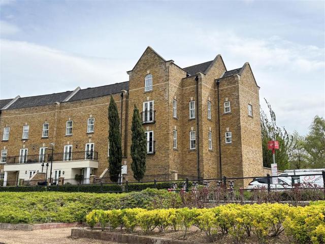 Caldecotte Lake, Milton Keynes 3 bed apartment to rent £1,895 pcm £437 pw