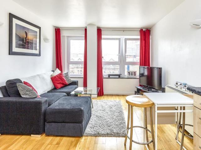 Calderwood Street, London SE18 2 bed flat to rent £2,250 pcm £519 pw