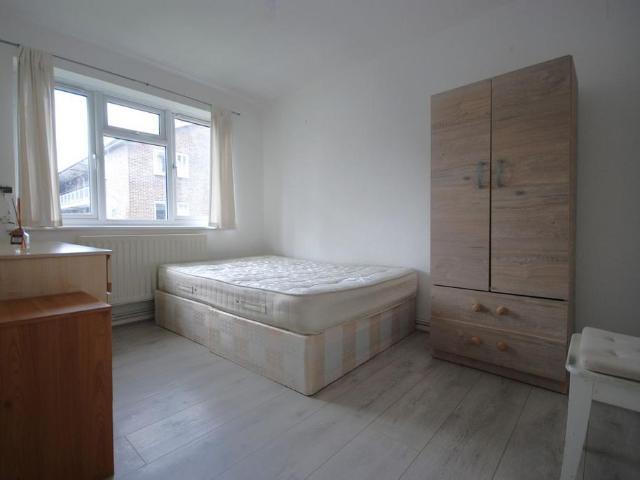 Caldwell Street, Oval SW9 2 bed maisonette to rent £2,200 pcm £508 pw