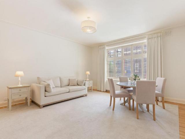 Cale Street, SW3 Studio to rent £2,250 pcm £519 pw