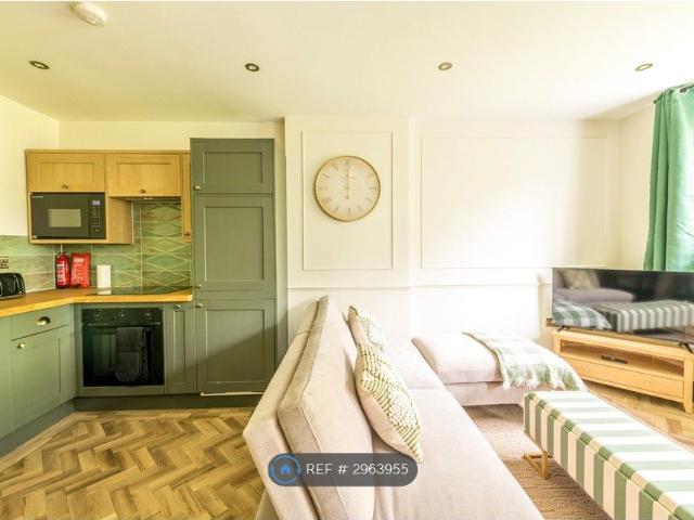 Caledonia Place, Bristol BS8, 3 bed flat to rent, £2,500 pcm | PrimeLocation