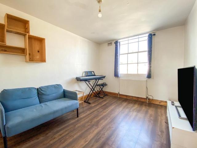 Caledonian Road, Islington, London, N1 2 bed flat to rent £2,500 pcm £577 pw