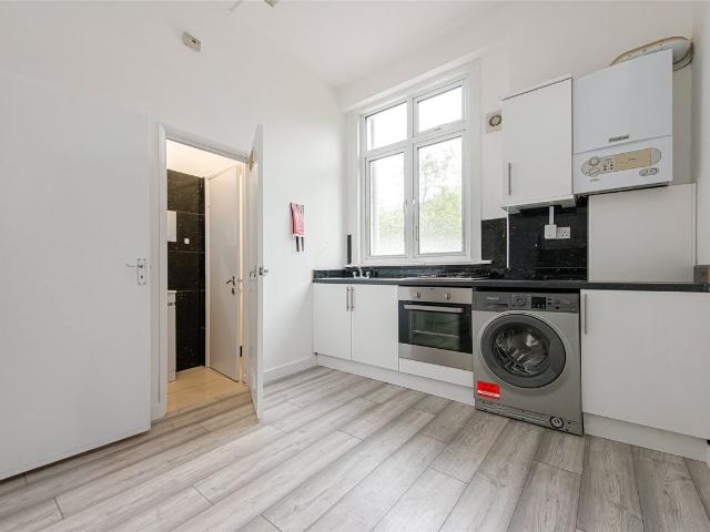 Caledonian Road, Islington, London N1, 2 bed flat to rent, £2,250 pcm | PrimeLocation