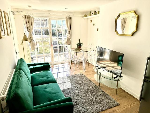 Caledonian Road, London N1 2 bed flat to rent £2,950 pcm £681 pw