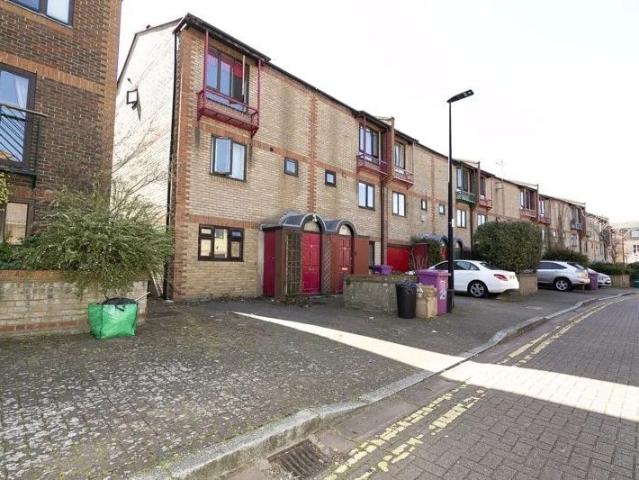 Caledonian Wharf, Canary Wharf, London E14, 5 bed terraced house to rent, £4,333 pcm | PrimeLocation