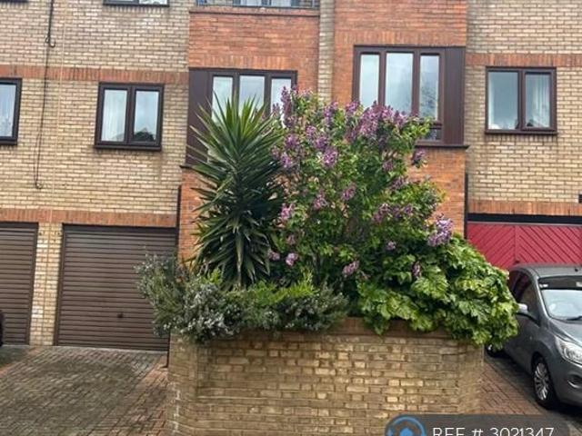 Caledonian Wharf, London, E14 3 bed flat to rent £2,300 pcm £531 pw