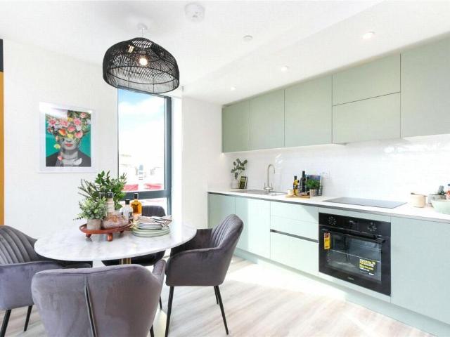 Calibra Court, Kimpton Road, Luton 2 bed apartment to rent £1,525 pcm £352 pw