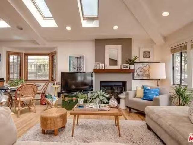 California Bungalow, Single Family Residence VENICE, CA 241.