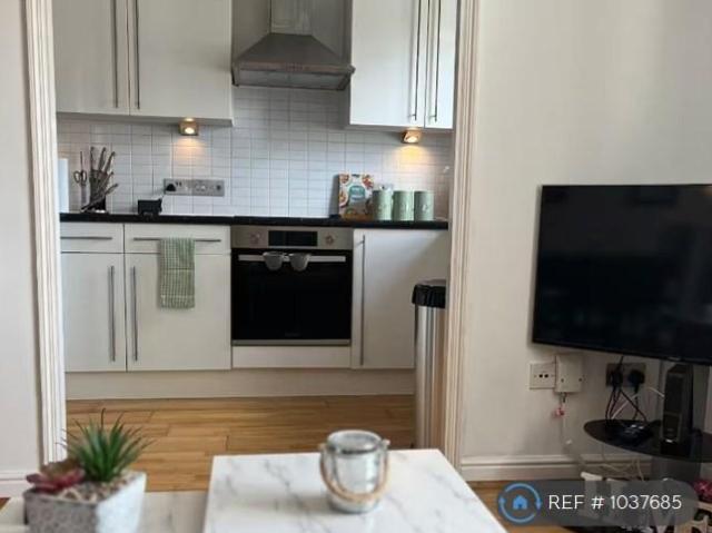 California Road, New Malden, KT3 1 bed flat to rent £1,680 pcm £388 pw