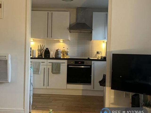 California Road, New Malden, KT3 1 bed flat to rent £1,680 pcm £388 pw