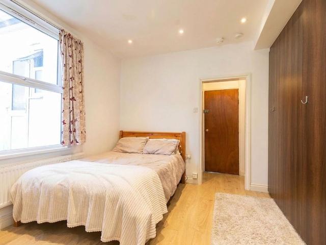 Callcott Road, Kilburn, Council Tax, Gas And Water Inlcuded NW6, Studio to rent, £1,500 pcm | PrimeLocation