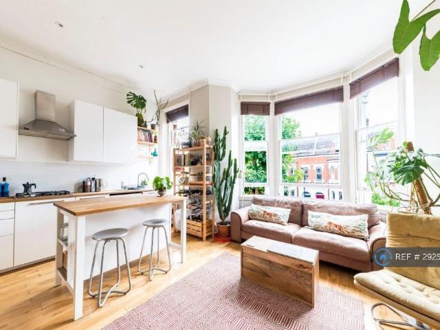 Callcott Road, London, NW6 2 bed flat to rent £2,700 pcm £623 pw