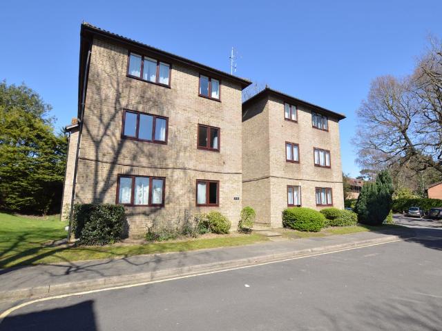 Calluna Court, Woking GU22, 2 bed flat to rent, £1,550 pcm | PrimeLocation