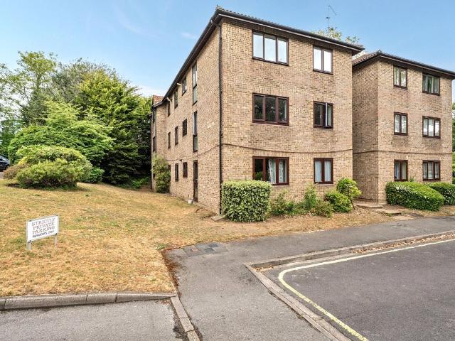 Calluna Court, Woking GU22, 2 bed flat to rent, £1,650 pcm | PrimeLocation
