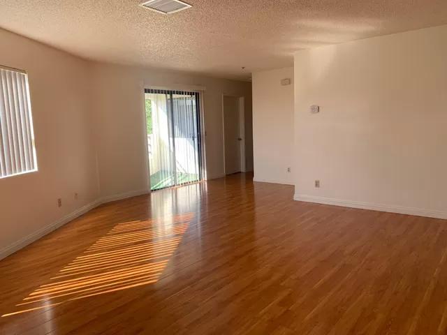 Calm and Sunny Move in Immediately