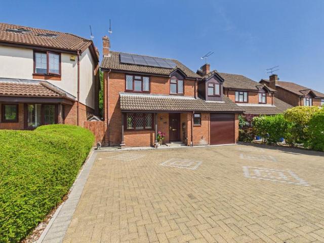 Calshot Way, Frimley, Camberley. 5 bed detached house to rent £2,750 pcm £635 pw