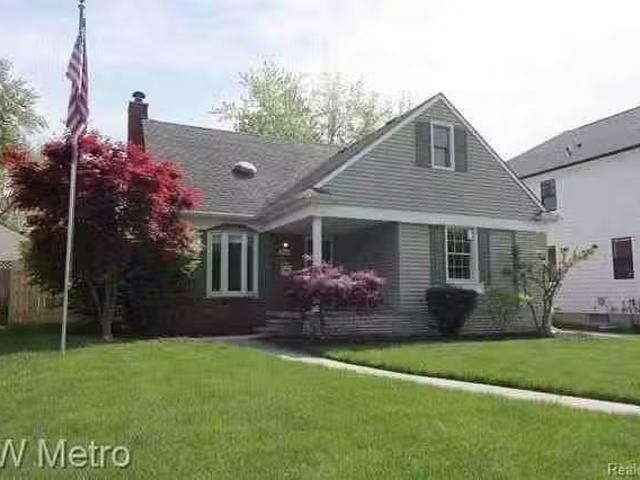 Cape Cod Royal Oak, MI 2120 Vinsetta Blvd