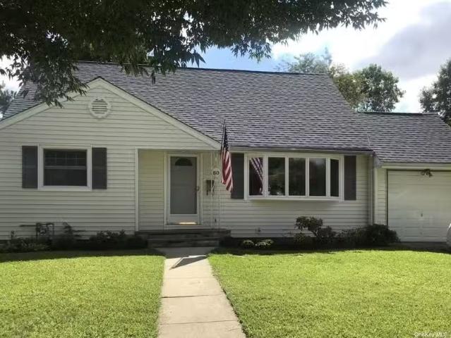 Cape Cod, Single Family Residence Westbury, NY 80 Briarclif.