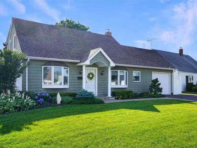 Cape Cod, Single Family Residence Levittown, NY 14 Pasture Ln