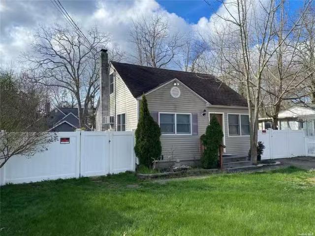 Cape Cod, Single Family Residence Mastic Beach, NY 8 Neighb.