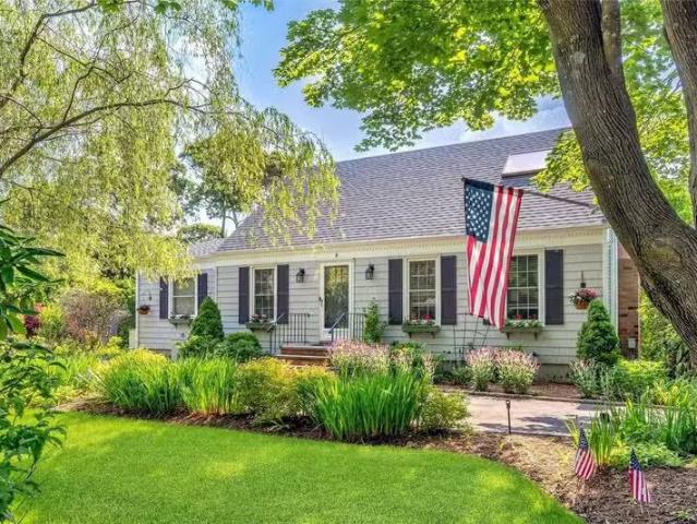 Cape Cod, Single Family Residence Remsenburg, NY 6 Heather Dr