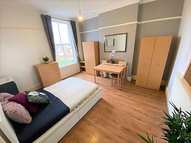 Cape Hill, Smethwick B66 7 bed semi detached house to rent £2,850 pcm £658 pw