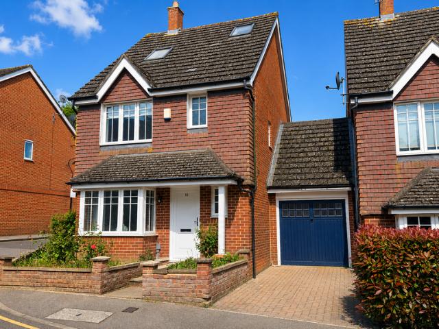 Capel Crescent, Stanmore HA7 4 bed detached house to rent £2,800 pcm £646 pw