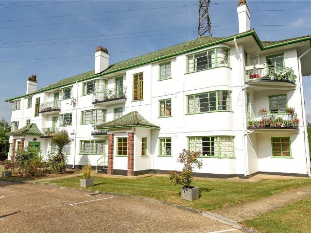 Capel Gardens, Pinner HA5 3 bed property to rent £2,150 pcm £496 pw