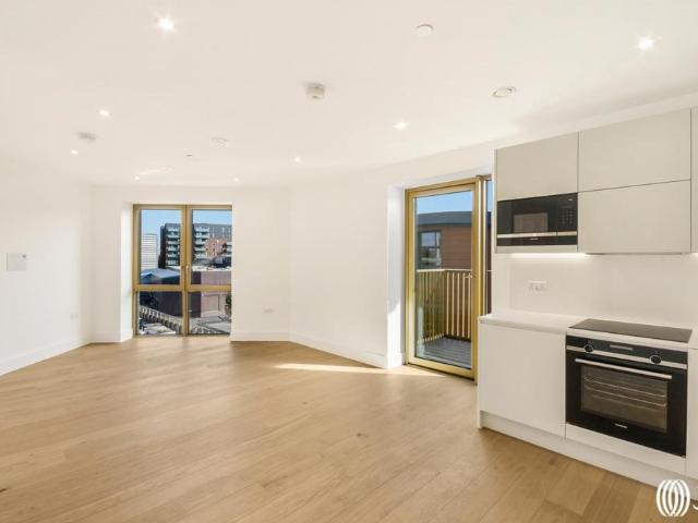 Capital Interchange Way Brentford TW8 1 bed apartment to rent £2,100 pcm £485 pw