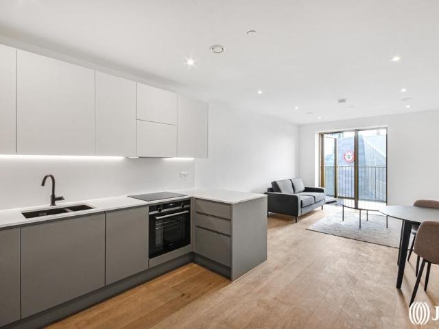 Capital Interchange Way Brentford TW8 1 bed apartment to rent £2,100 pcm £485 pw