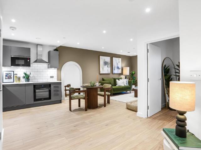 Capital Interchange Way, Brentford, TW8. 1 bed flat to rent £2,300 pcm £531 pw