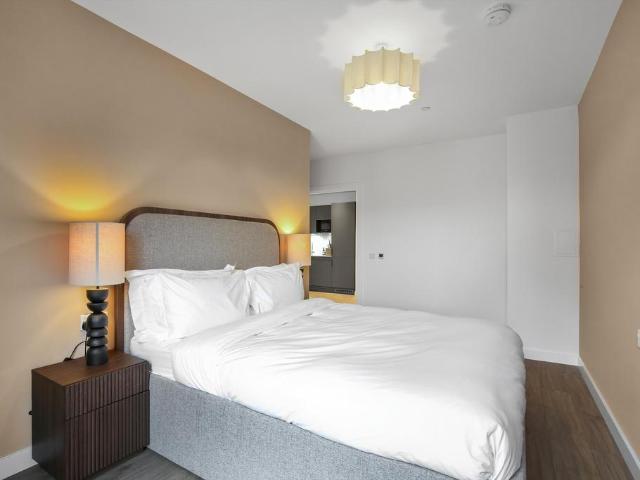 Capital Interchange Way, Brentford, TW8 2 bed flat to rent £2,650 pcm £612 pw