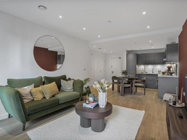 Capital Interchange Way, Brentford, TW8 2 bed flat to rent £2,600 pcm £600 pw