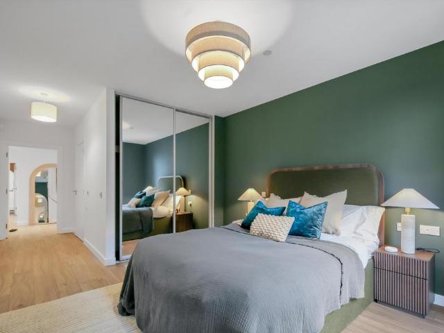 Capital Interchange Way, Brentford, TW8. 2 bed flat to rent £2,750 pcm £635 pw