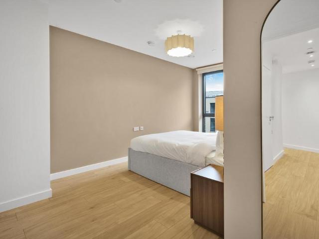 Capital Interchange Way, Brentford, TW8 2 bed flat to rent £2,700 pcm £623 pw