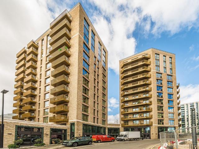 Capital Interchange Way, Brentford TW8, 3 bed flat to rent, £3,397 pcm | PrimeLocation
