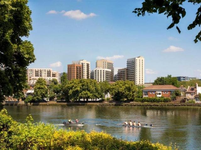 Capital Interchange Way, Kew Bridge. 1 bed apartment to rent £2,000 pcm £462 pw