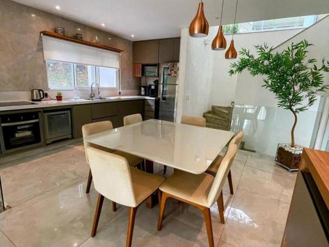 Capital Ville Casa com Piscina e Espaço Gourmet à Venda no Capital Ville – Vista para a Serra do J